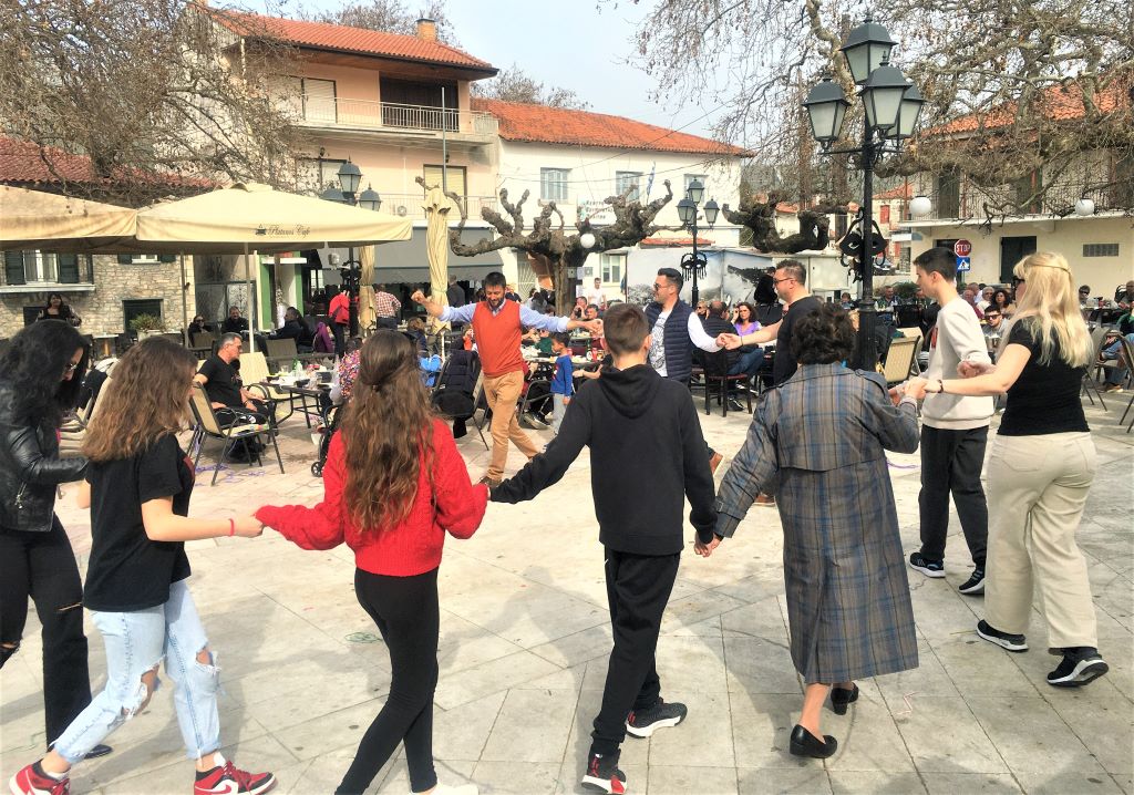 Πασχαλινό γλέντι στην κεντρική πλατεία του Ευπαλίου – dorida
