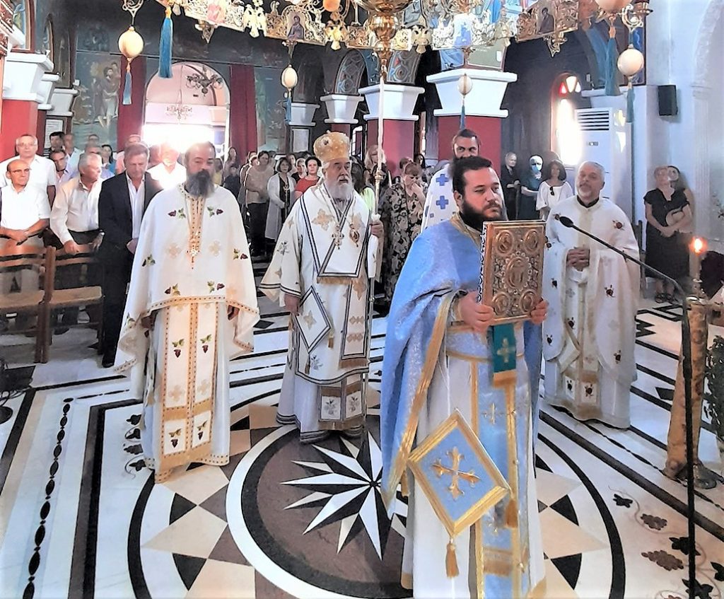 Άλλοι μέσα στην εκκλησία κι άλλοι… απέξω γιορτάστηκε και φέτος η ...